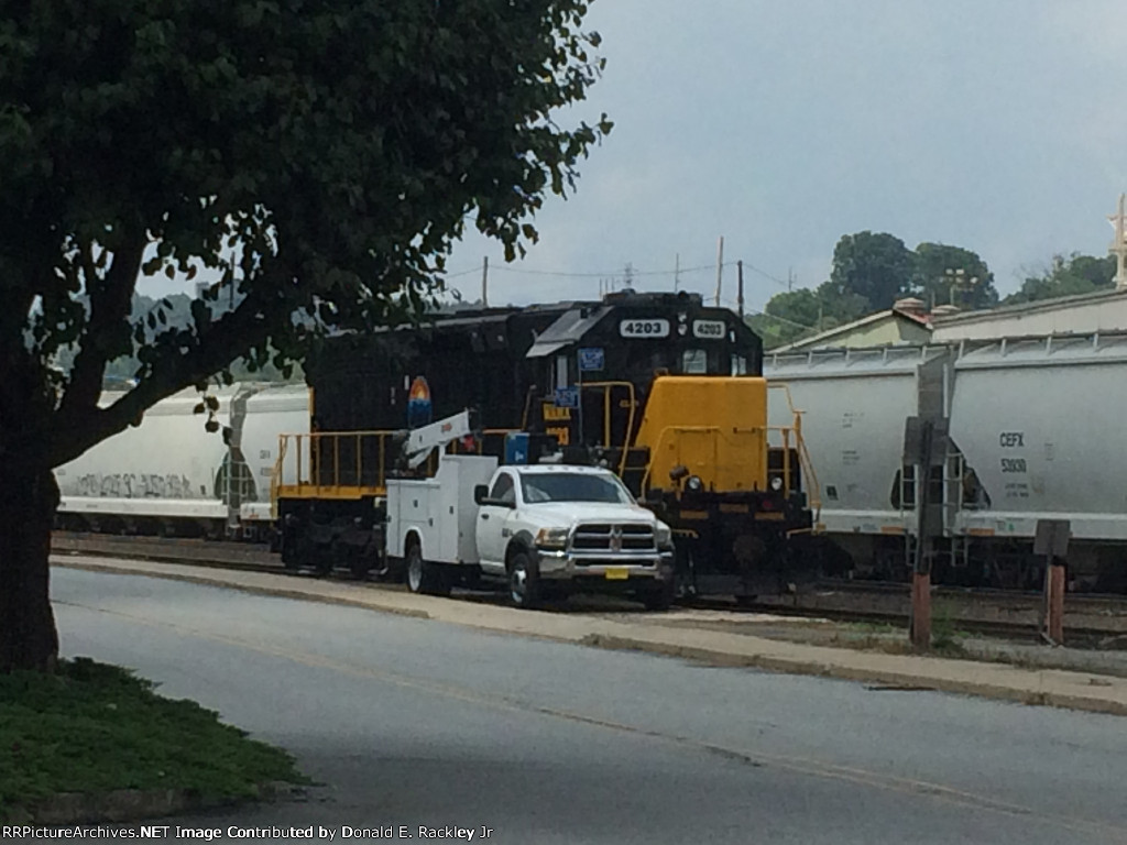 Blue Ridge Southern (WAMX) 4203 is getting some attention